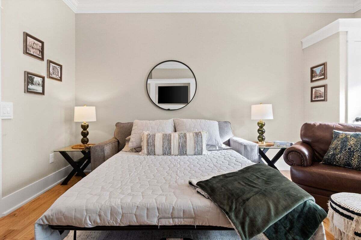 Condo, 1 cama Queen e sofá-cama, sacada, vista para o jardim (Unit #5 (638 Madison St)) | 1 quarto, individualmente decorados, individualmente mobiliados