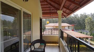 Quarto Triplo Deluxe, varanda, vista para a piscina | Varanda