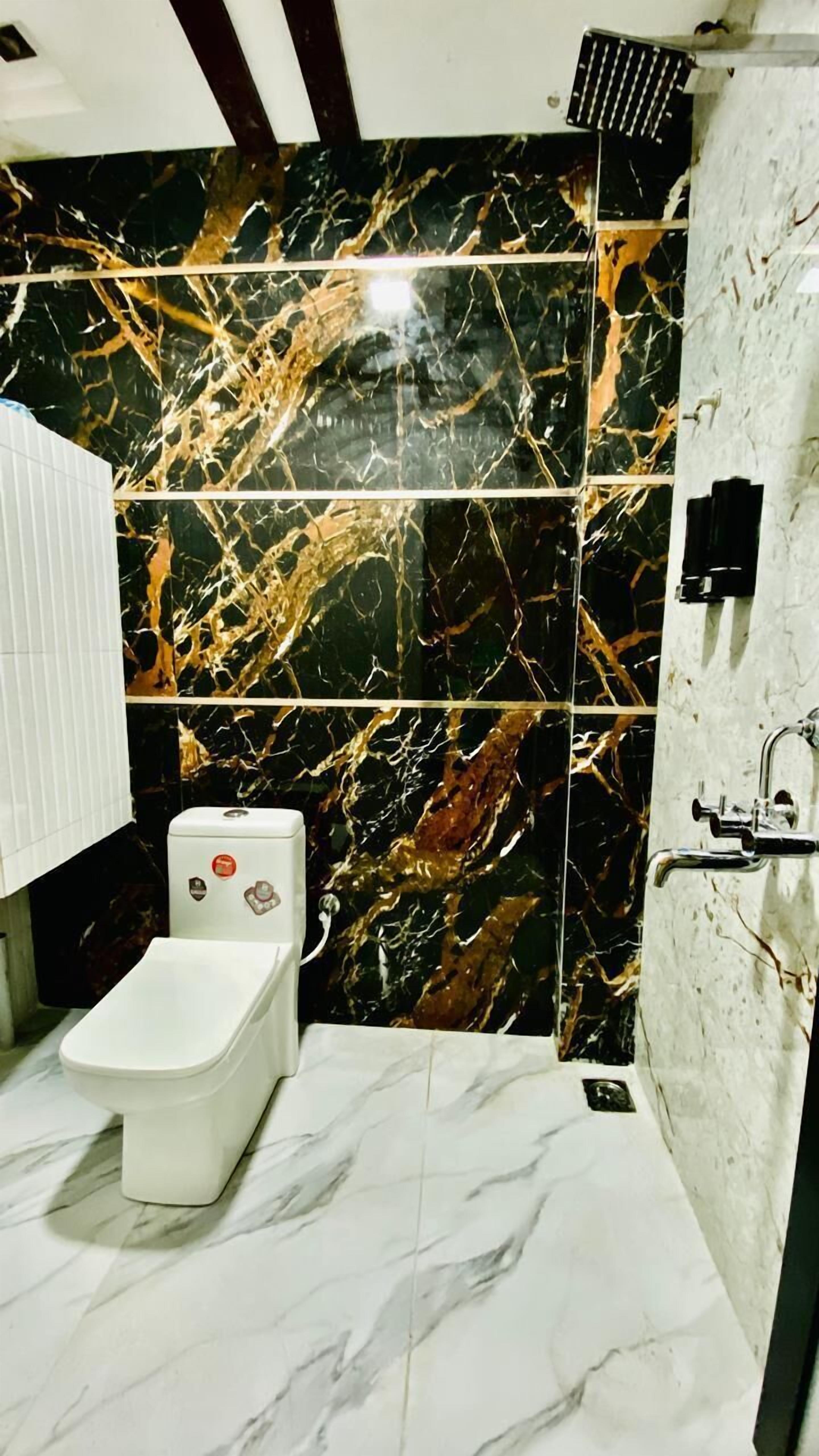 Suíte superior, vista para a cidade | Banheiro | Chinelos 