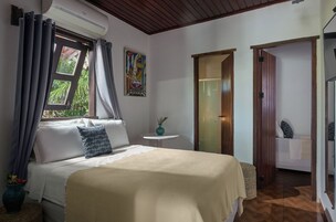 Quarto quádruplo superior | Cortinas blackout, ferros/tábuas de passar roupa, Wi-Fi de cortesia