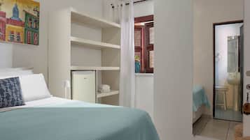 Quarto Duplo Básico | Cortinas/cortinados opacos, ferro/tábua de engomar, Wi-fi grátis