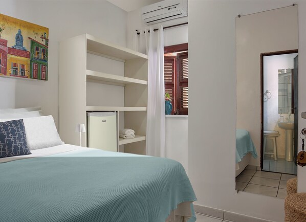 Quarto Duplo Básico | Cortinas/cortinados opacos, ferro/tábua de engomar, Wi-fi grátis 