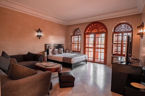 Quarto Duplo Júnior, vista para o jardim | Cofre no quarto, ferro/tábua de engomar, Wi-fi grátis 