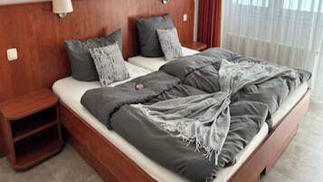 Quarto quádruplo | Camas Select Comfort, cofres nos quartos