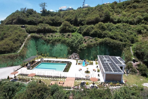 Piscina exterior, da(s) 10:00 à(s) 16:00, guarda-sóis