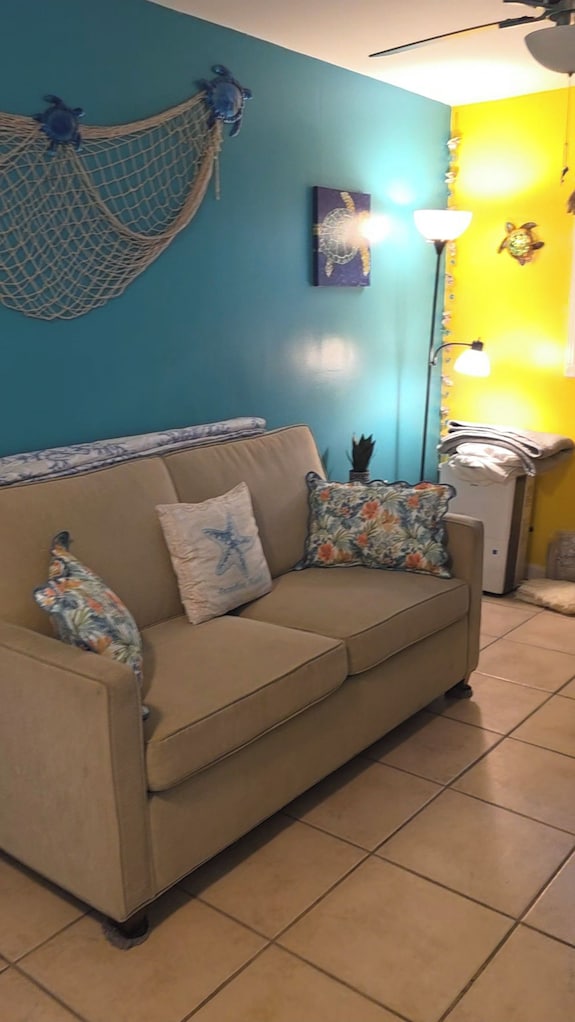 Port Canaveral/space X/steps To Beach-2-bdrm/kitchen/living Rm/sleeps 6 - Cape Canaveral, FL