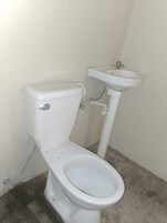 Chinelos, toalhas de banho