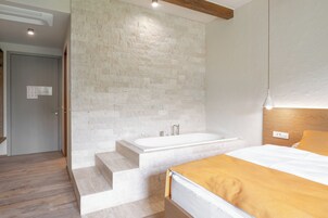 Suite Deluxe, vista para o jardim | Secretária, secretária adequada para computadores portáteis
