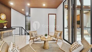 Villa, 3 quartos, varanda, vista para a piscina | Sala de estar | Smart TV de 55 polegadas com canais por cabo, Netflix