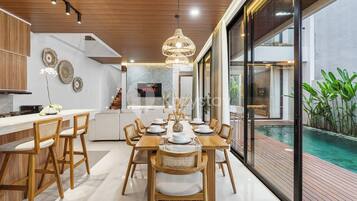 Villa, 3 quartos, varanda, vista para a piscina | Sala de jantar