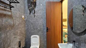 Quarto Duplo Deluxe | Casa de banho | Um polibã, artigos de higiene pessoal grátis, sabão, champô