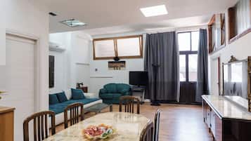 Apartamento, 1 cama queen-size e sofá-cama | Sala de jantar