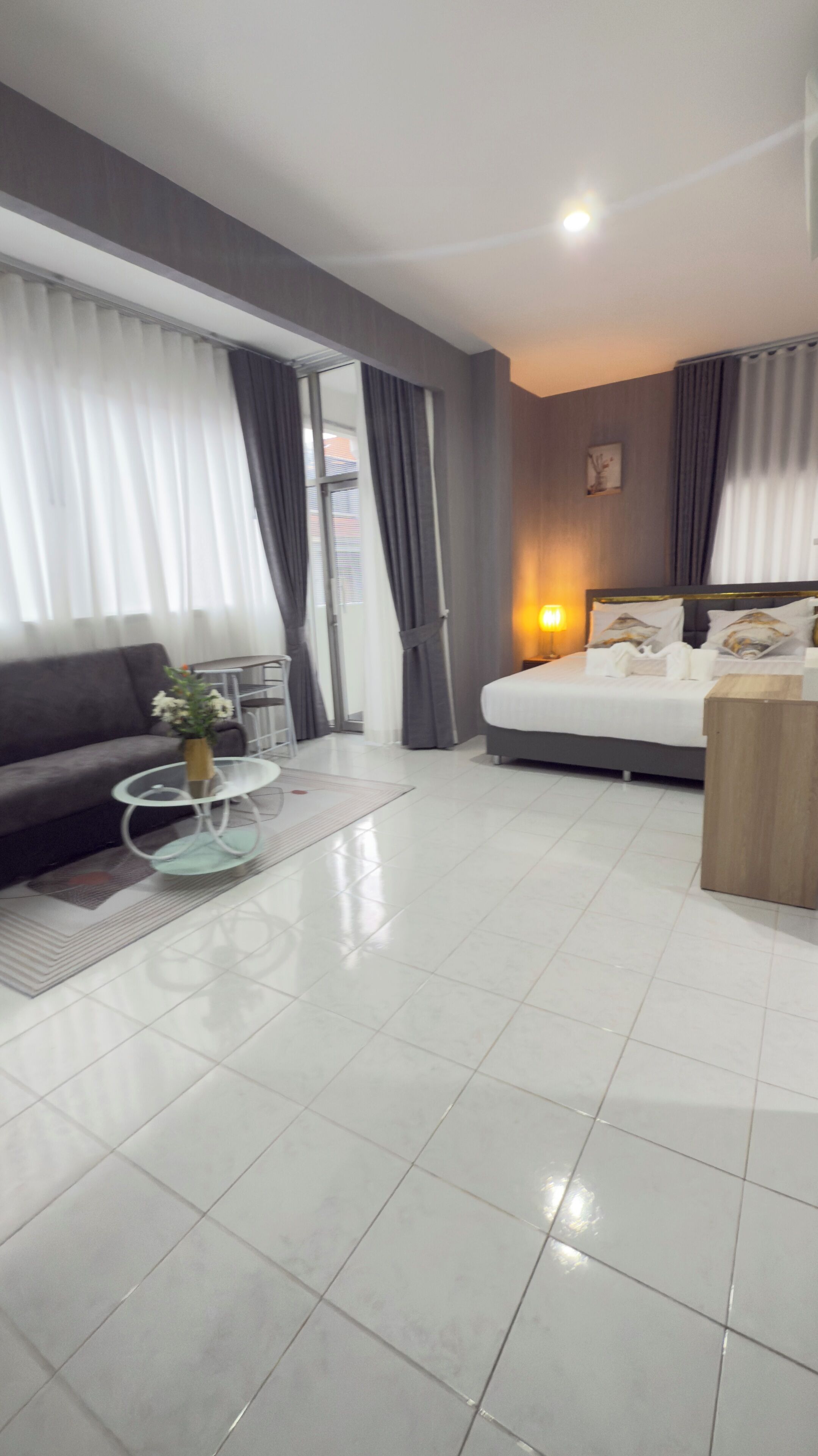 Quarto casal premium, sacada | Frigobar, cofres nos quartos, espaço de trabalho para notebook