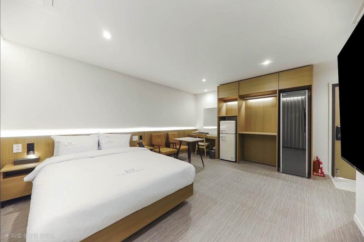 Quarto luxo, para não fumantes, vista para a cidade | Escrivaninha, Wi-Fi de cortesia, roupa de cama