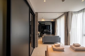 Deluxe King Room | Sala de estar | Televisor LED de 32 polegadas com canais via satélite