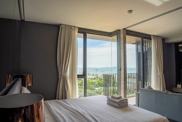 Deluxe King Room | Cofres nos quartos, escrivaninha, cortinas blackout