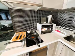 Deluxe King Room | Cozinha privada | Geladeira, micro-ondas, cooktop, chaleira elétrica