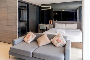 Deluxe King Room | Cofres nos quartos, escrivaninha, cortinas blackout
