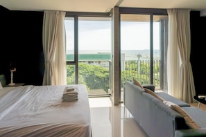 Deluxe King Room | Cofres nos quartos, escrivaninha, cortinas blackout