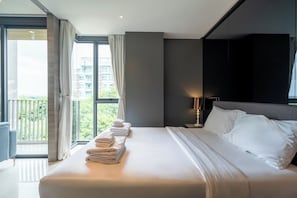 Deluxe King Room | Cofre no quarto, secretária, cortinas/cortinados opacos