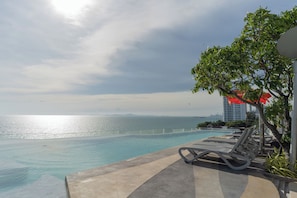 Piscina externa, espreguiçadeiras