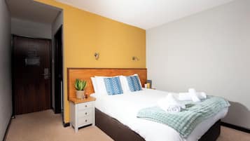 Quarto Duplo, 1 cama king-size, casa de banho privativa, no rés do chão | Secretária, secretária adequada para computadores portáteis