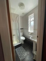 Quarto solteiro | Banheiro | Chuveiro, secador de cabelo, toalhas de banho, sabonete