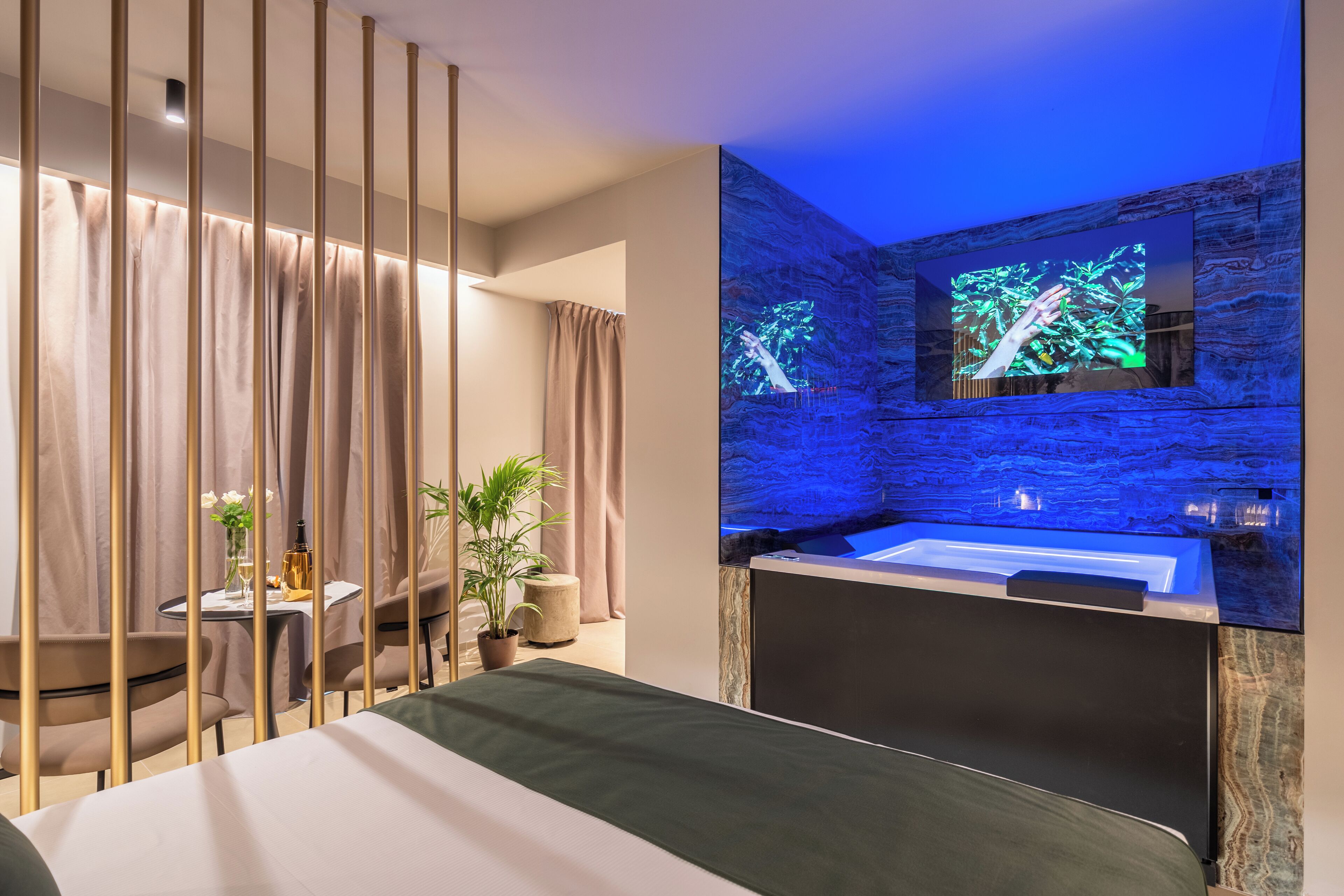 Suíte superluxo, piscina particular | Cofres nos quartos, espaço de trabalho para notebook, cortinas blackout