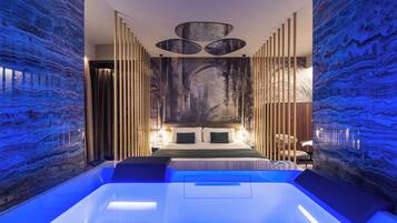 Suíte superluxo, piscina particular | Cofres nos quartos, espaço de trabalho para notebook, cortinas blackout