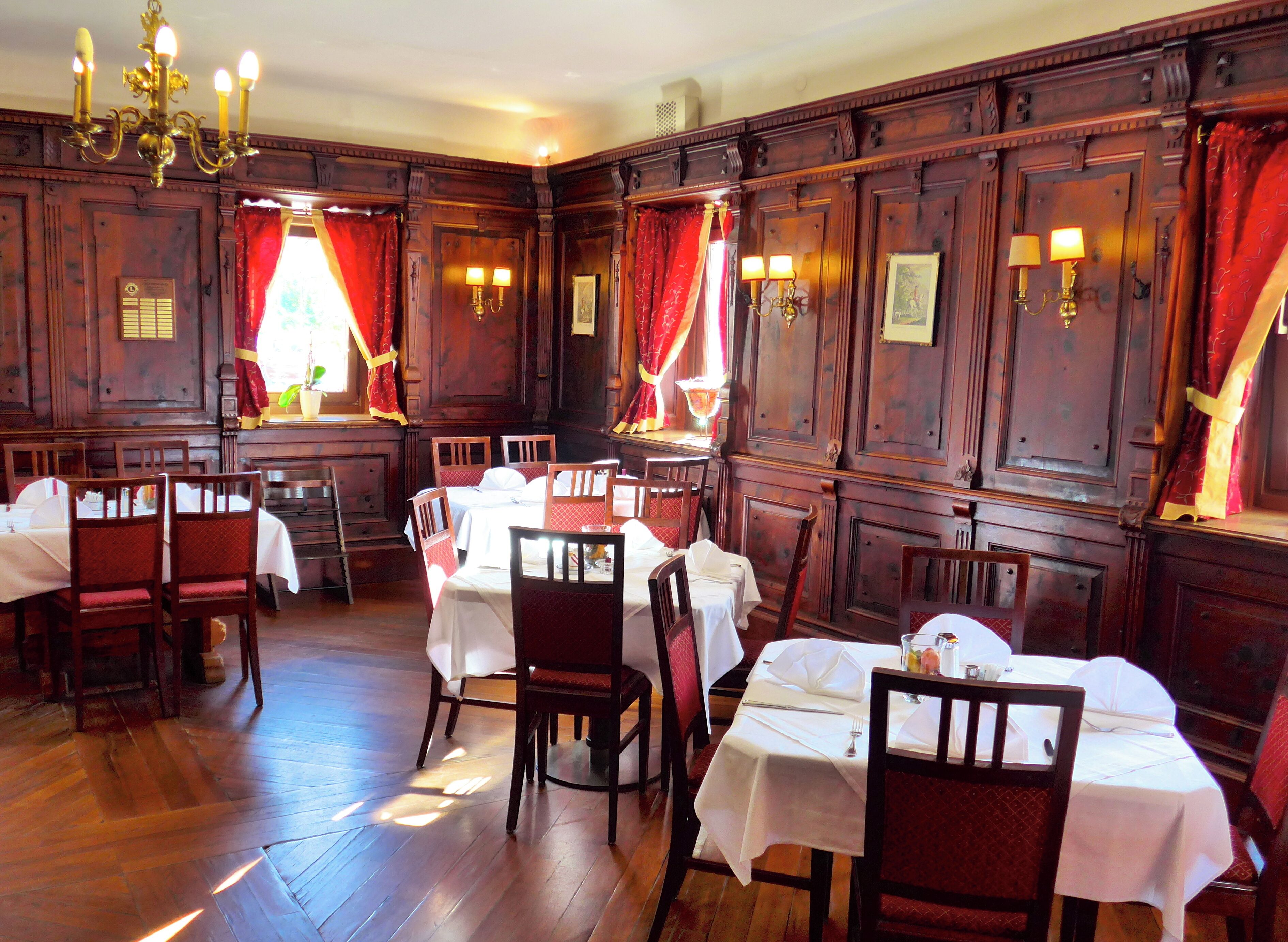 Almoços e jantares servidos, com espaço para refeições ao ar livre 