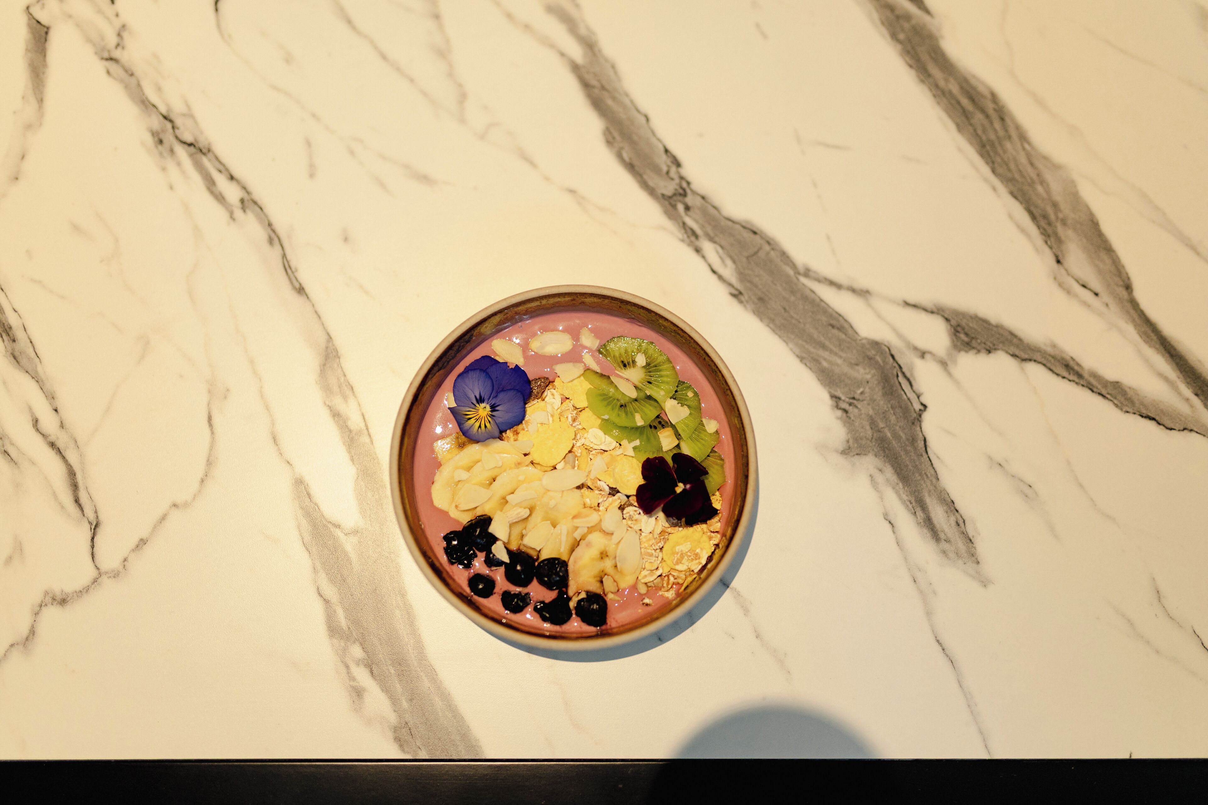 Pequeno-almoço preparado no momento diário mediante uma taxa 