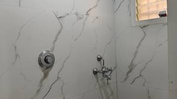 Quarto casal luxo | Banheiro | Chuveiro, chuveiro com efeito de chuva, produtos de toalete grátis