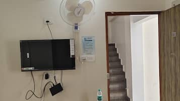 Quarto casal luxo | Escrivaninha, espaço de trabalho para notebook, Wi-Fi de cortesia