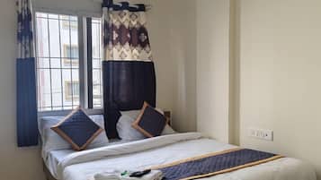 Quarto casal luxo | Escrivaninha, espaço de trabalho para notebook, Wi-Fi de cortesia