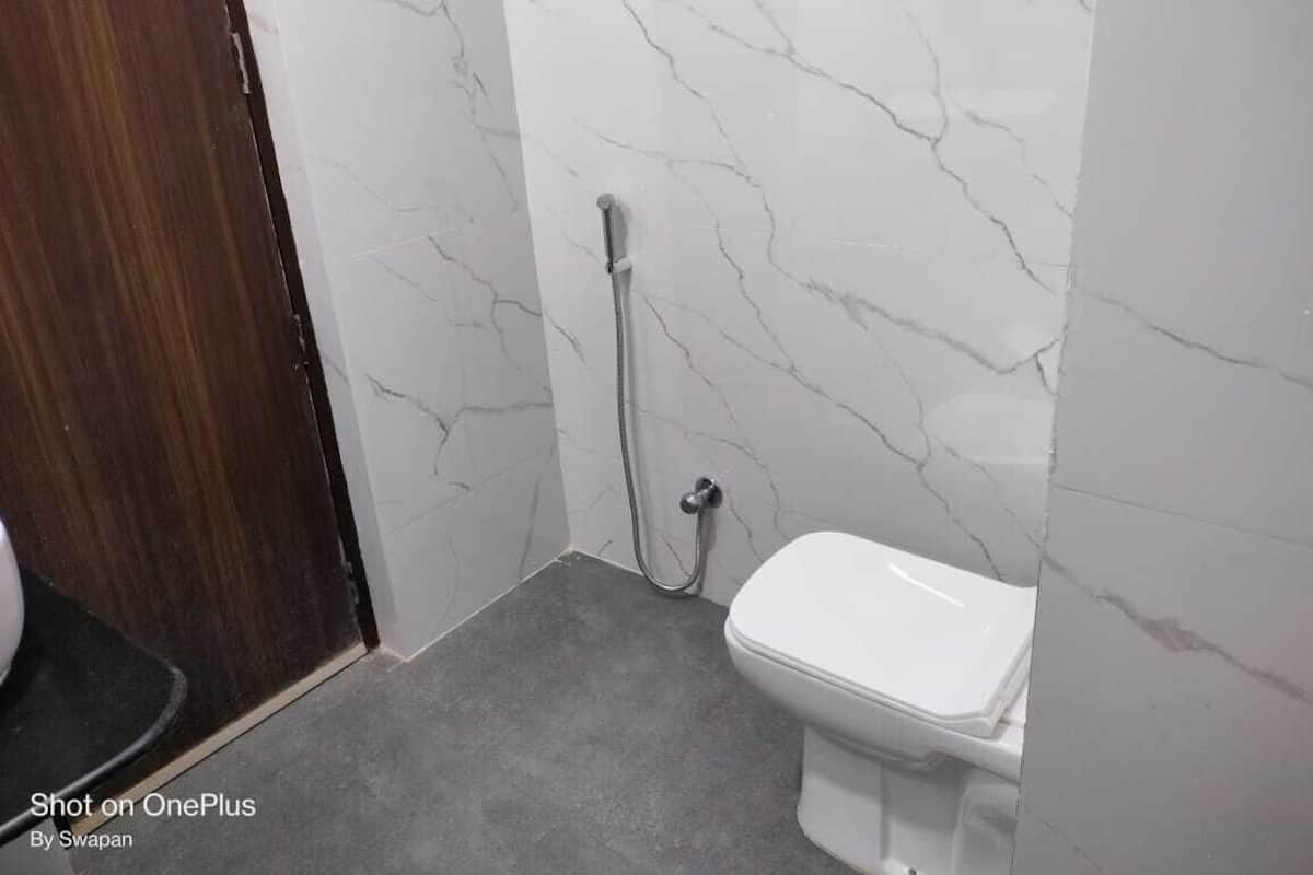 Um polibã, chinelos, toalhas fornecidas, sabão