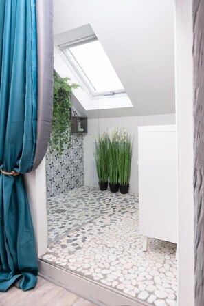 Quarto conforto, vista para o jardim | Banheiro