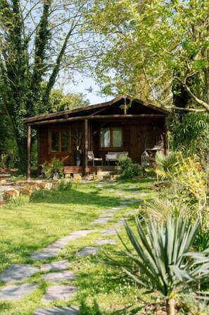 Quarto luxo, varanda, vista para o jardim | Ferros/tábuas de passar roupa, Wi-Fi de cortesia