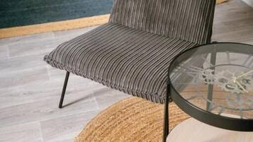 Quarto conforto, vista para o jardim | Área de estar