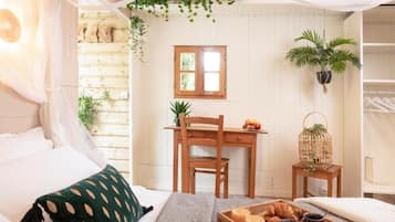 Quarto luxo, varanda, vista para o jardim | Ferros/tábuas de passar roupa, Wi-Fi de cortesia