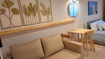 Estúdio, vários quartos, acessível, vista para a cidade | Sala de estar