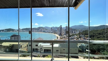 Quarto casal superior, 1 cama de casal, sacada, vista para o oceano | Sacada