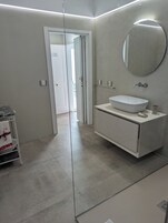 Quarto Duplo ou Twin Deluxe, vista para o mar | Casa de banho | Um polibã, um chuveiro fixo, artigos de higiene pessoal grátis