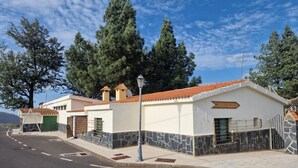 Um edifício com uma placa que diz "RESTAURANTE" e uma rua na frente.