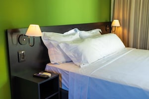 Suíte luxo, sacada, vista para o pátio | Ferros/tábuas de passar roupa, Wi-Fi de cortesia