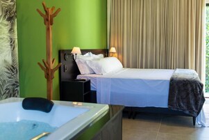 Suite Deluxe, varanda, vista para o pátio | Ferro/tábua de engomar, Wi-fi grátis 