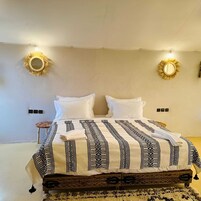 Roupas de cama premium, berços grátis, Wi-Fi de cortesia, roupa de cama