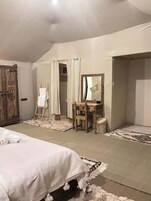 Roupas de cama premium, berços grátis, Wi-Fi de cortesia, roupa de cama
