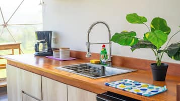 Um micro-ondas, uma placa de cozinha, utensílios de cozinha