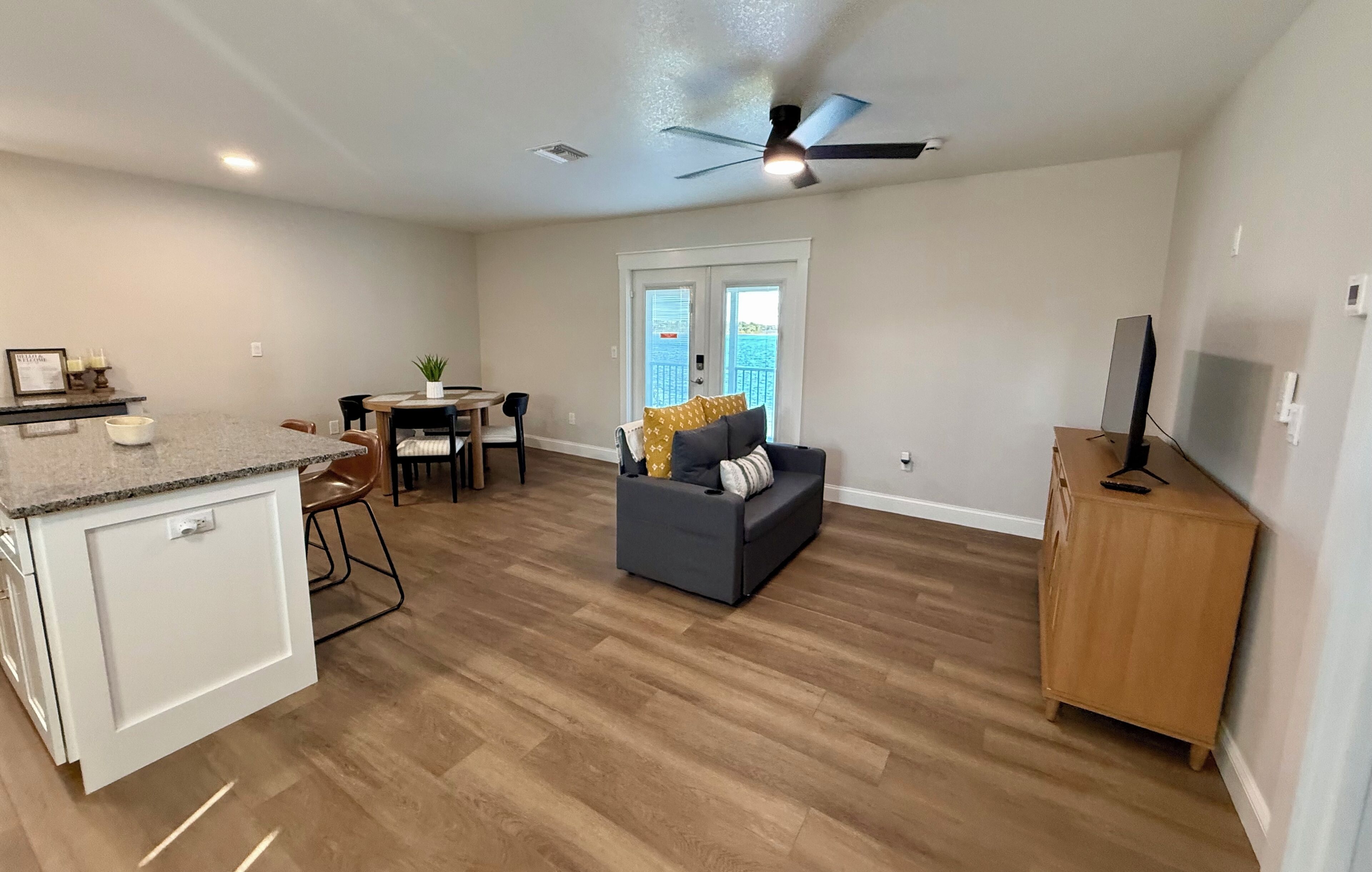 Lakefront Oasis Offering Breathtaking Views & Relaxation. Perfect For Unwinding! - Sebring, FL