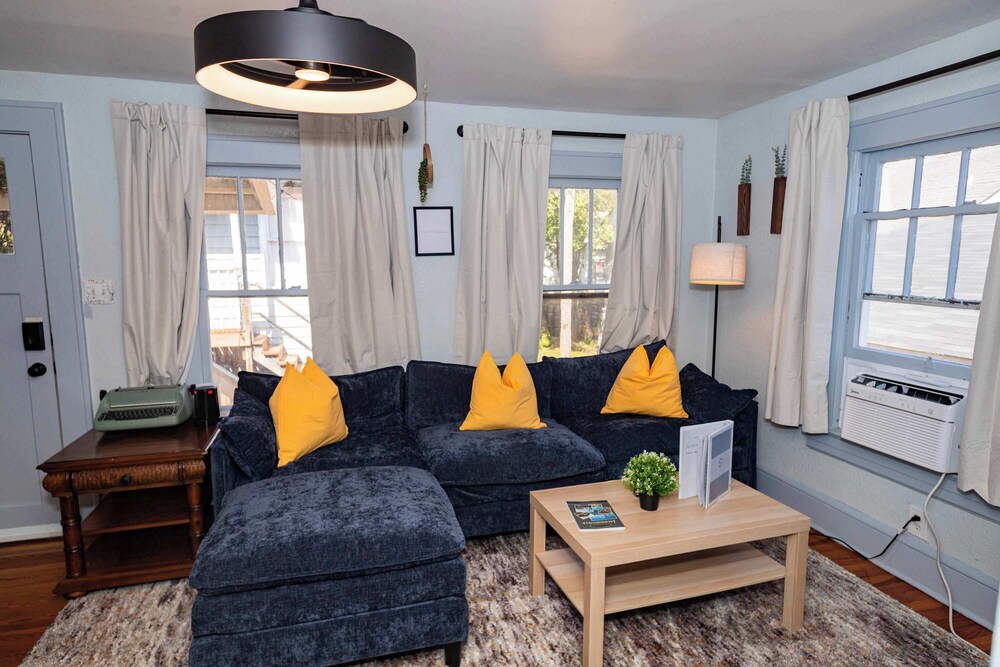Bright and Sunny Springfield Yellow Carriage House! - Jacksonville | Stayz